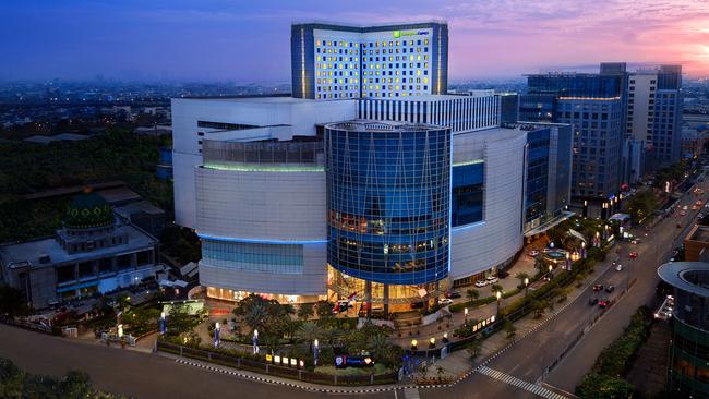 Jakarta: Sky-High City Stay atop Emporium Pluit Mall, Jakarta, Indonesia