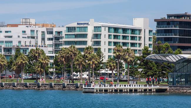 Elegant Waterfront Novotel Geelong Escape near Eastern Beach with Daily ...