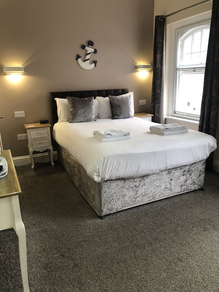 The Queen Phillippa, Queenborough - Luxury Escapes AU