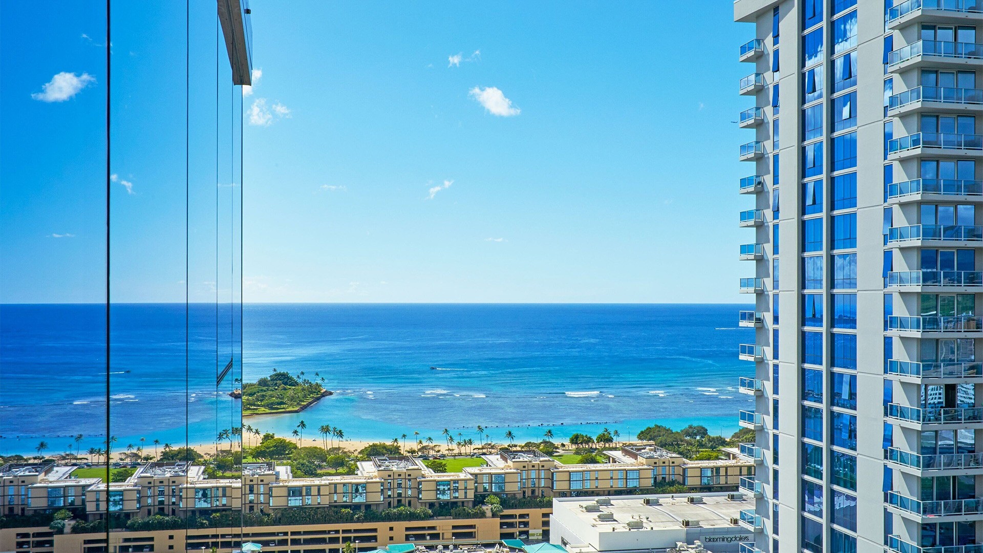 Honolulu Luxury near Waikiki Beach with Rooftop Pool, Daily Breakfast ...
