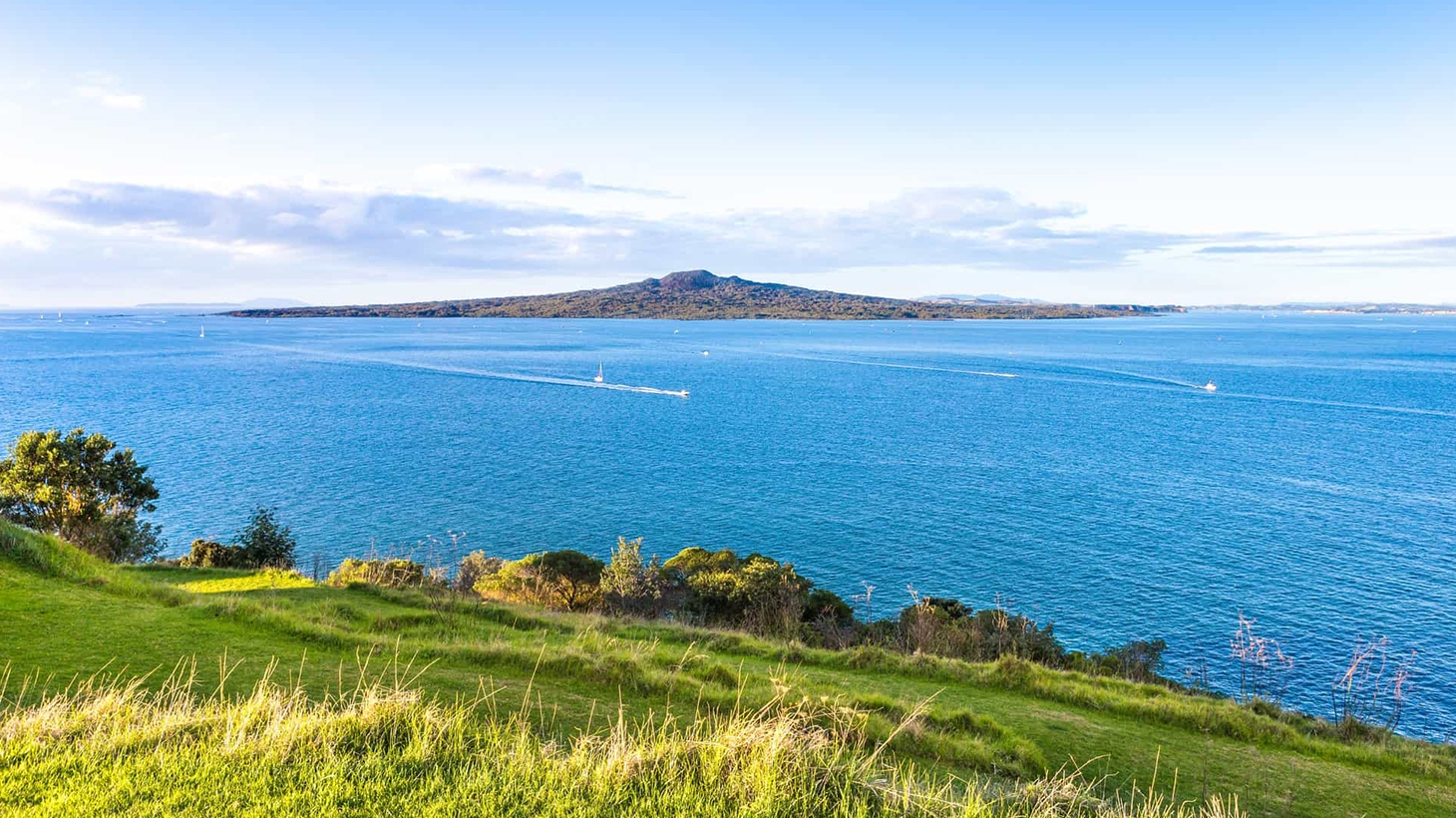 Auckland: Half-Day Rangitoto Island Sea Kayak Tour with Lunch