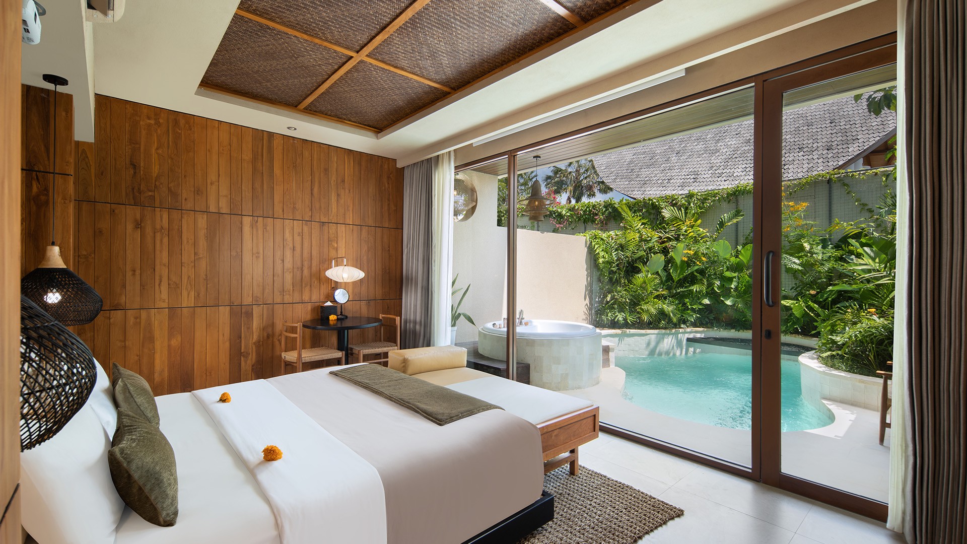 Romantic Seminyak Escape with Private Jacuzzi, Seminyak, Bali