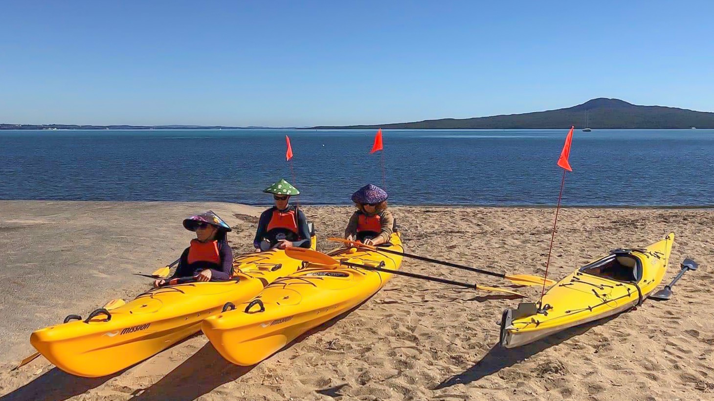 Auckland: Half-Day Rangitoto Island Sea Kayak Tour with Lunch