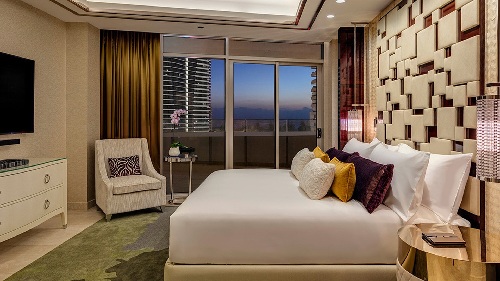 Gold Coast Suite Glamour at The Star with High-End Bars, Restaurants ...