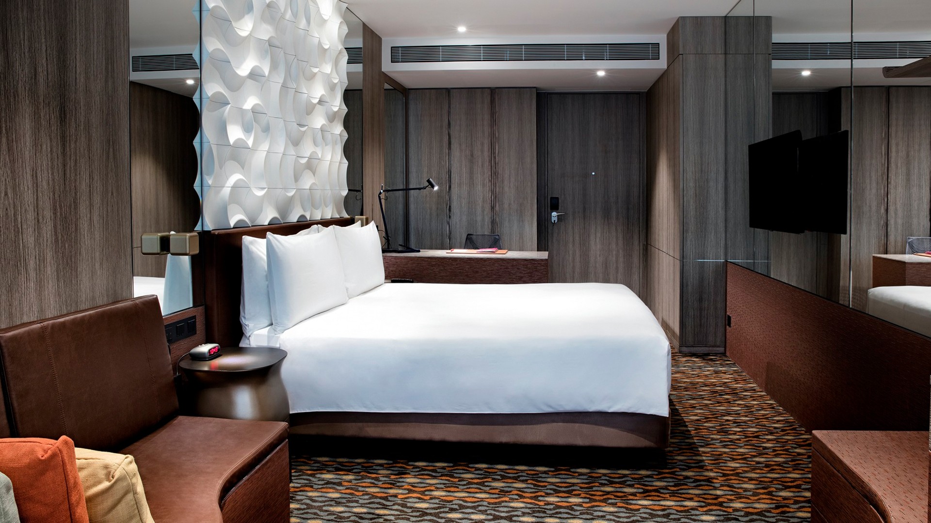 Stylish Singapore Changi Airport Stay with Glittering Outdoor Pool ...