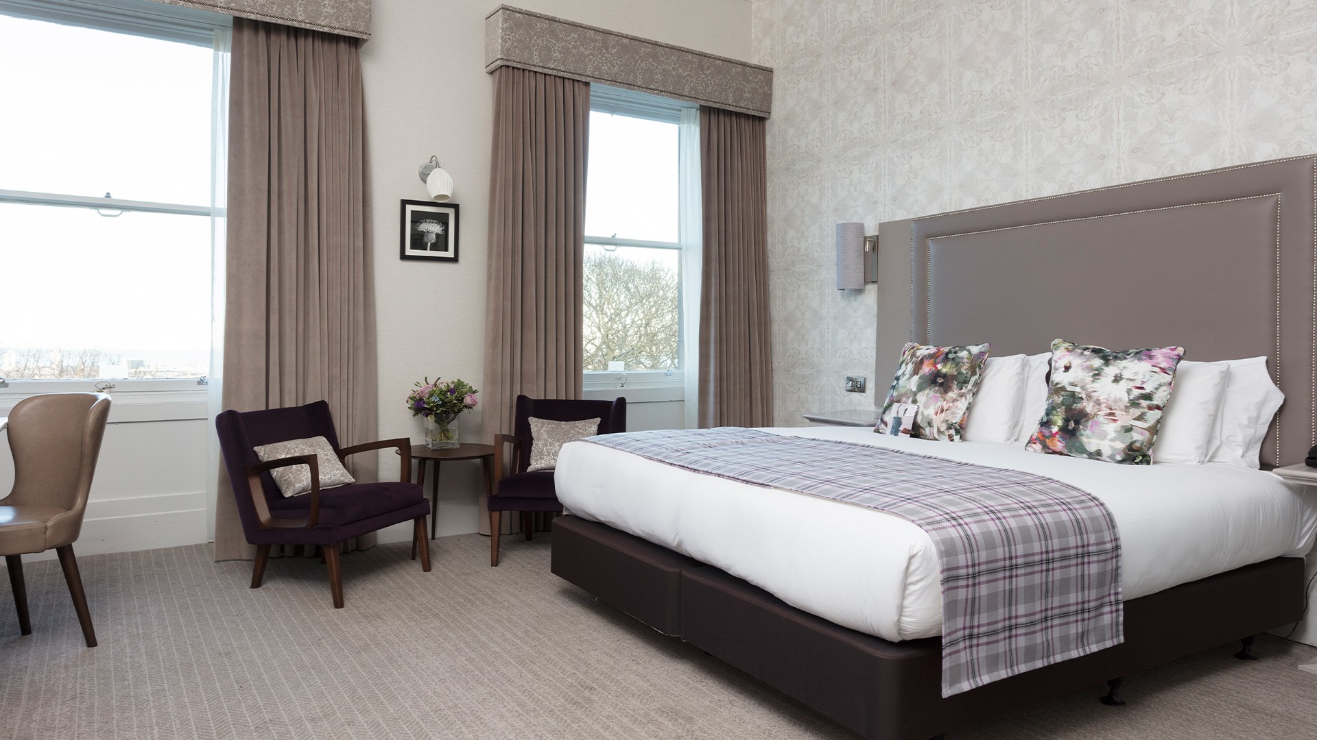 Edinburgh Sophisticated Stay near Verdant London Road Gardens ...