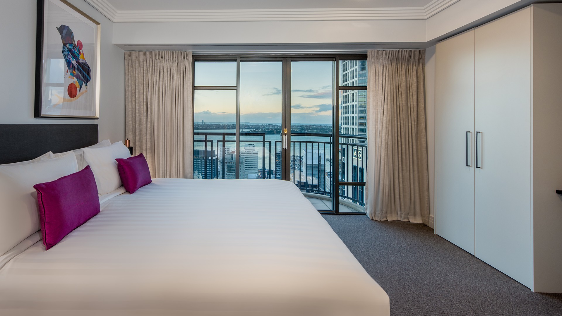 Auckland Self-Contained Apartment-Style Suites Opposite Albert Park ...