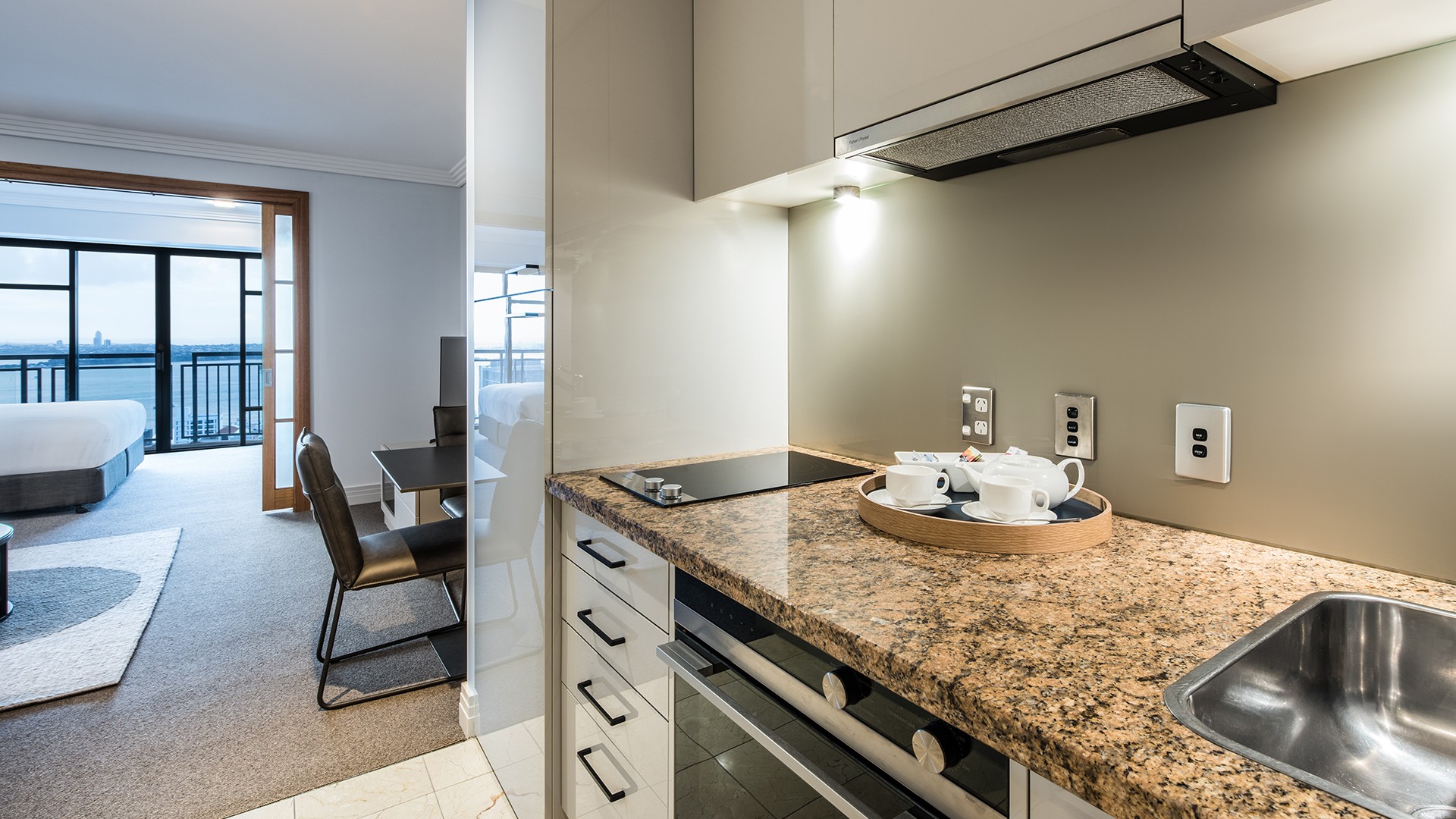 Auckland Self-Contained Apartment-Style Suites Opposite Albert Park ...