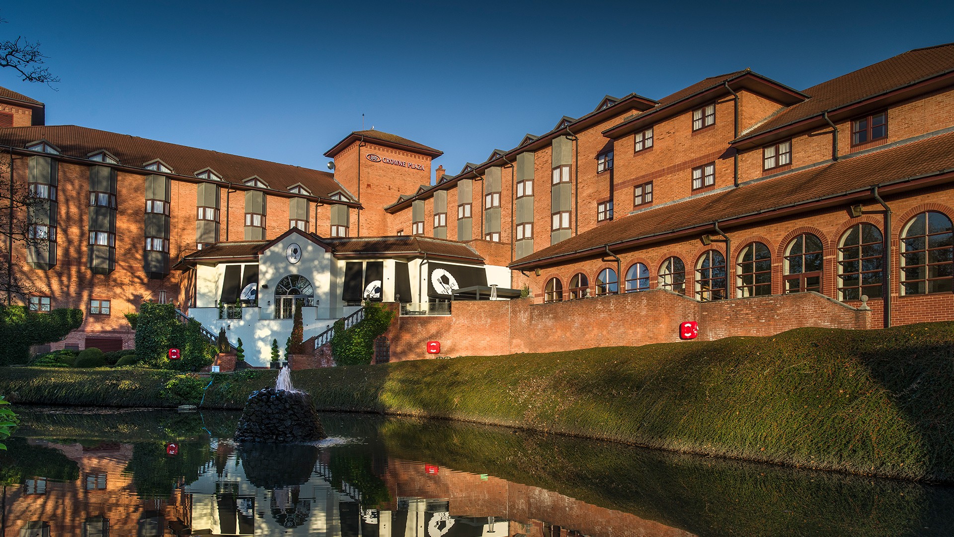 Stylish Solihull Escape in Heart of Town Overlooking Lake, Solihull ...